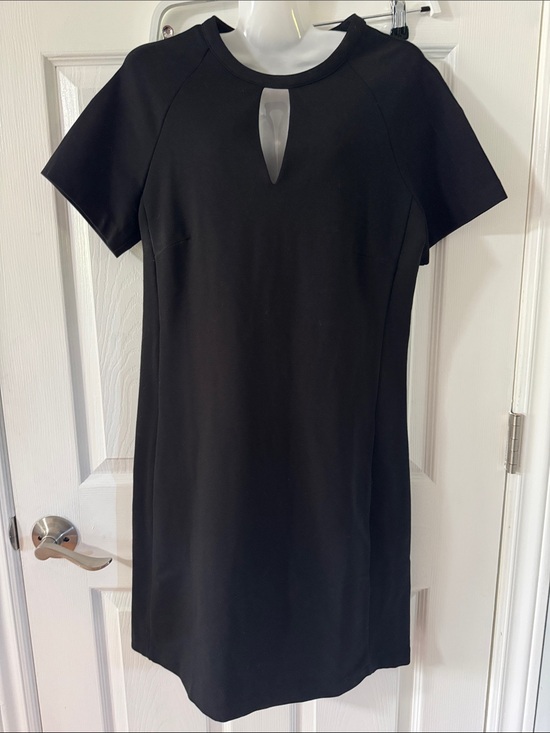 Reitmans | Dresses | Reitmans Black Shortsleeve Mini Dress With Keyhole ...